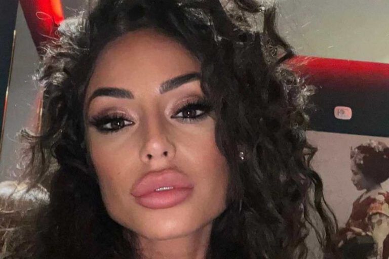 La scollatura trasparente fa girare la testa: Raffaella Fico da sogno ...